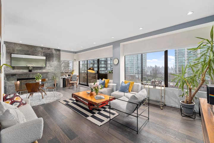 West End Entire Floor Condo With Views - Grouse Mountain
