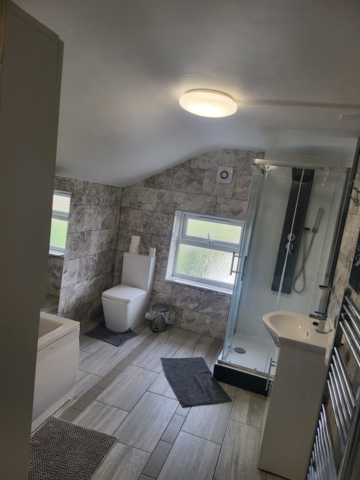 Cosy 1-bed Suite | Private Living Room & Bathroom - Barking