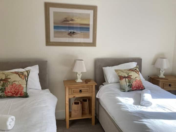 Twin En-suite 'Punch': Quaint Converted Stable - Wimborne Minster