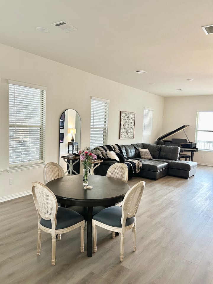 3-story Townhouse In The Heart Of Dfw - North Richland Hills, TX