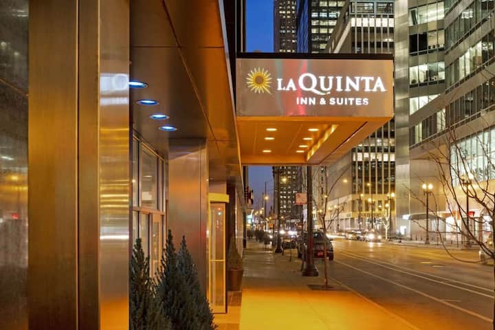 Near Magnificent Mile | Gym. Free Breakfast. - Chicago