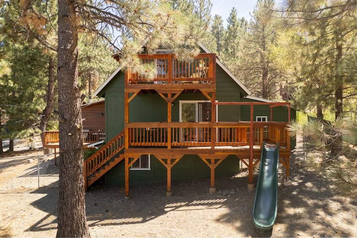 Pine & Peak | Spacious Pet-friendly Family Cabin - Wrightwood, CA