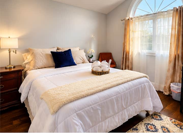 Bright Private Room | Tv, Fridge & Go - Barrie