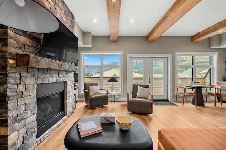 Downtown Canmore Mountain Escape - Canmore