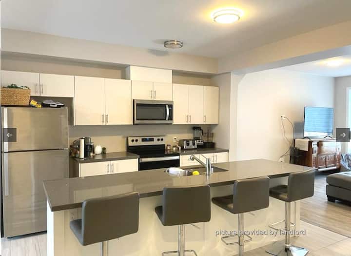 Modern 4br Retreat In South Guelph - Guelph