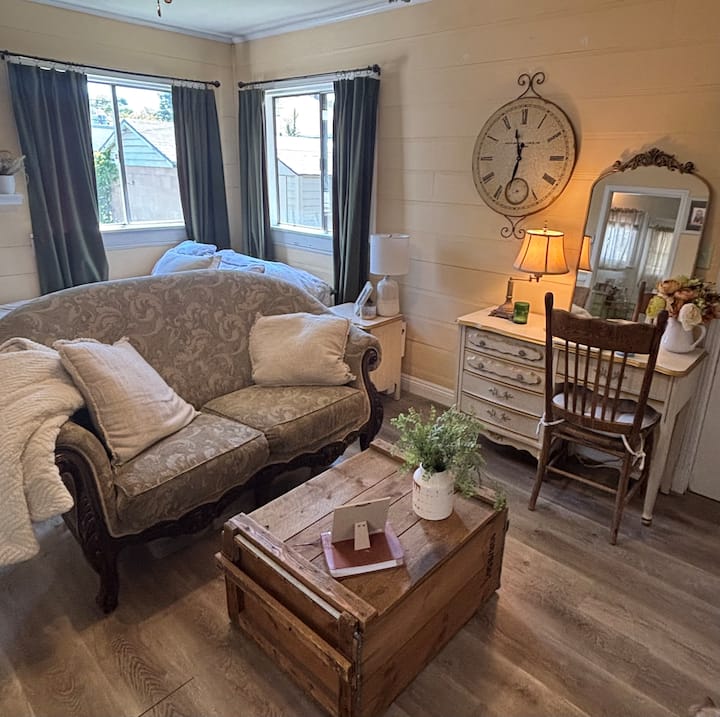 A Peaceful Cottage Getaway - Pomona, CA