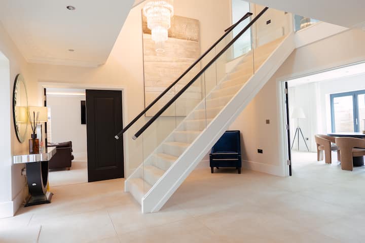 Stunning High Spec House In Centre Of Silverstone - Towcester