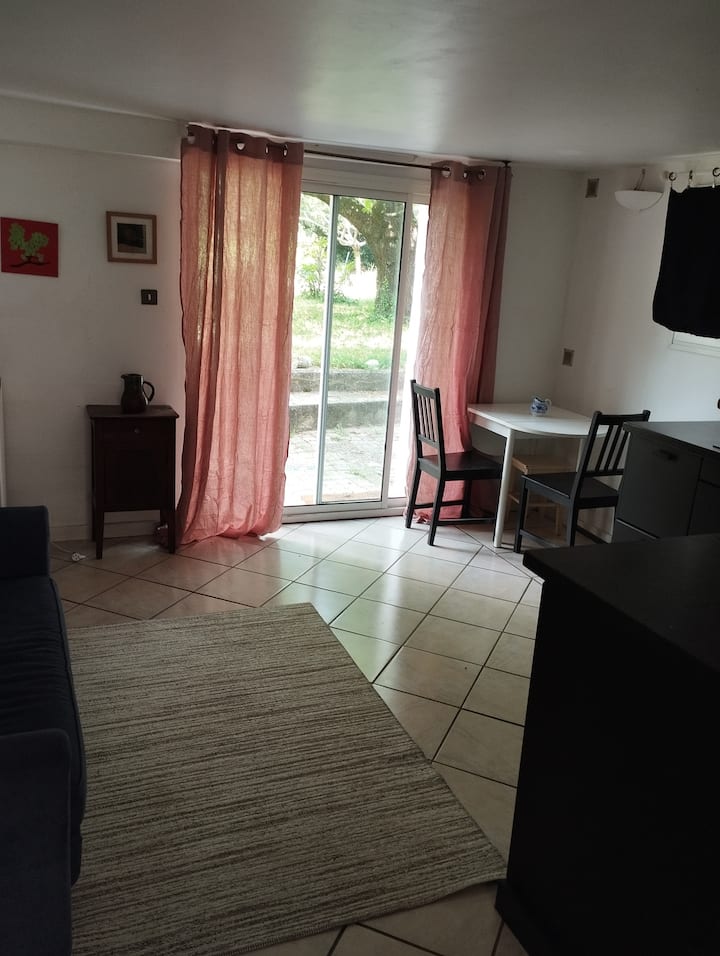 Appartement Sur Jardin Dans Une Maison En Centre - Chabeuil