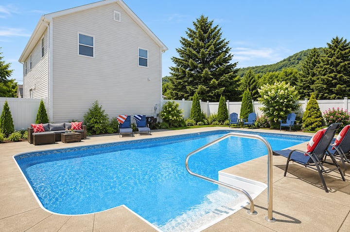 Heated Pool/brand New/ 1 Block To Beach/4 Bedroom - Lake George, NY