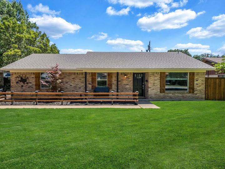 Newly Remodeled Home! Sleeps 8-10 - 3bdrms 2 Btrm. - Irving, TX