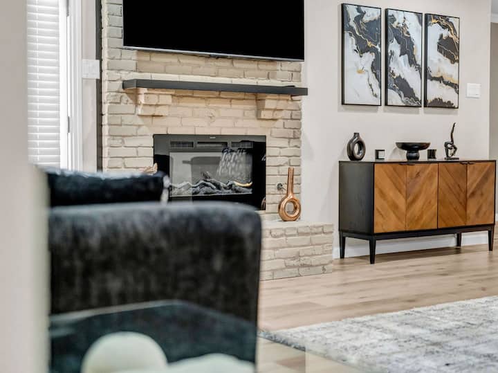 Newly Remodeled Home! Sleeps 8-10 - 3bdrms 2 Btrm. - Irving, TX