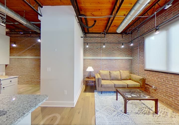 Top Floor Sunny One Bedroom Loft Type Suite 301. - Winchester, VA