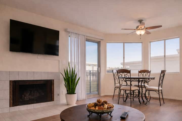 Beachside Bliss: Bright 2br Steps From The Sand - Manhattan Beach, CA