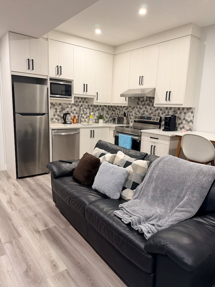 2bdr Stylish Basement With Modern Comfort - Airdrie