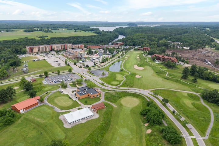 Fairway Escape - 2 Br | Golf | Hot Tub | Sleeps 6 - Wisconsin Dells, WI