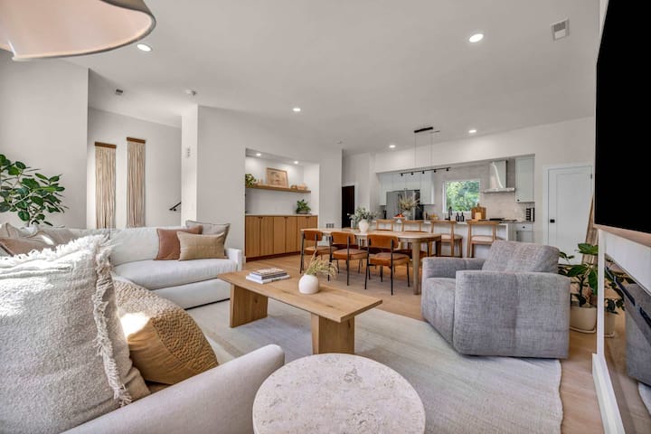 Hot Tub + Sauna | Skyline Views | Sleeps 10 - Cleveland, OH
