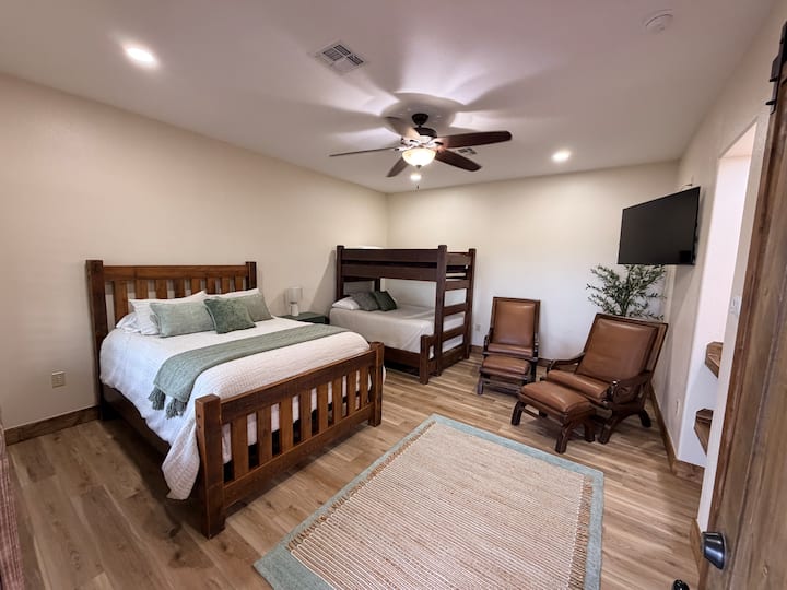 Cabin: San Ysidro - Bishop, TX