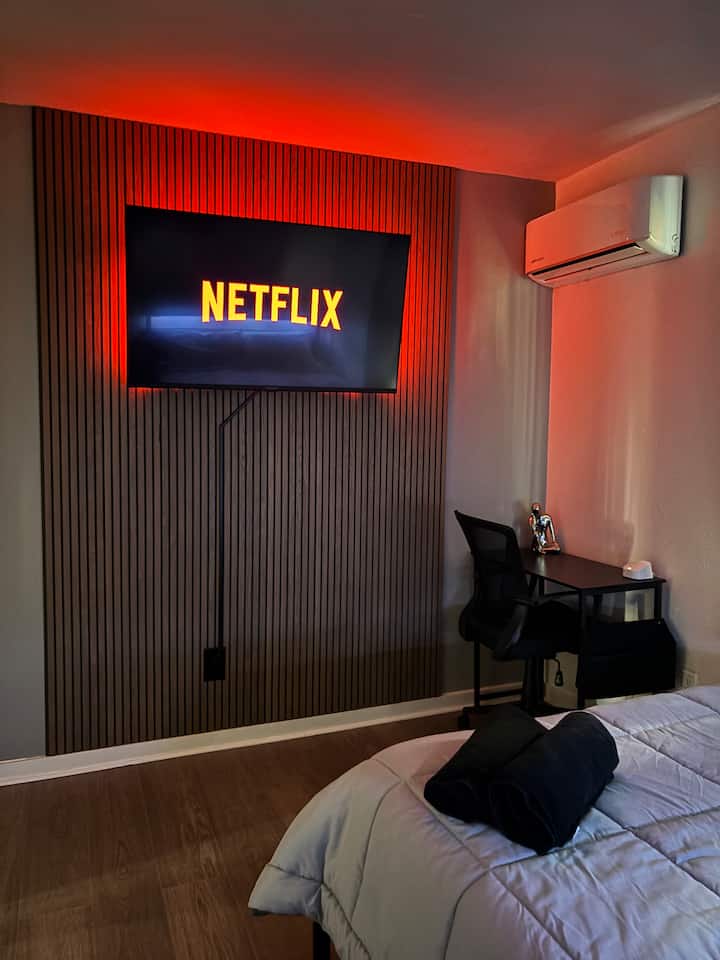 Cozy Apartment With Dual 55" Smart Tvs - Brentwood, CA