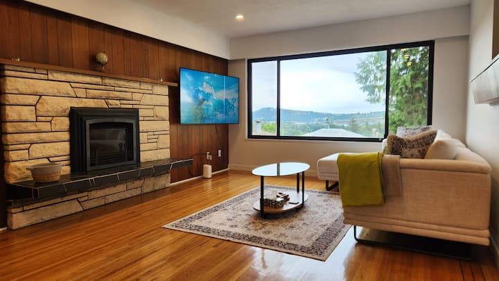 Classic North Shore House W/ Panoramic View - North Vancouver