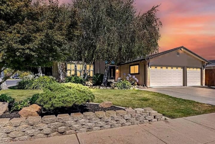 Spacious 5 Bedrm/3bath House In Quiet Neighborhood - Stockton, CA
