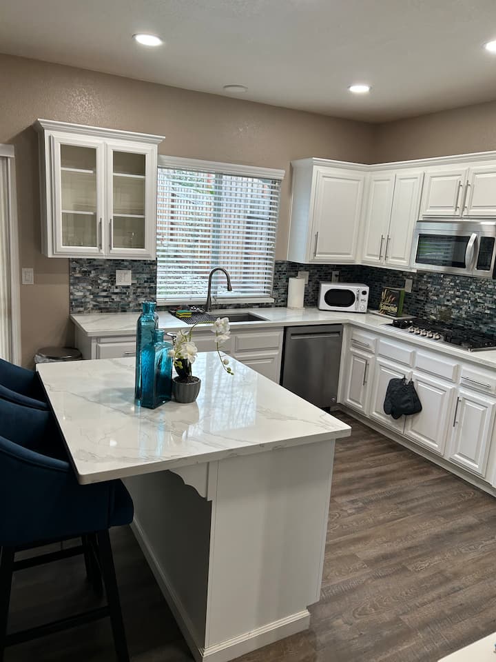 Spacious 5 Bedrm/3bath House In Quiet Neighborhood - Stockton, CA