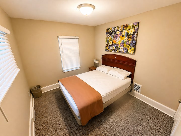 Niagara River Side Villa Sleeps 8 Scenic Retreat - Niagara Falls, NY