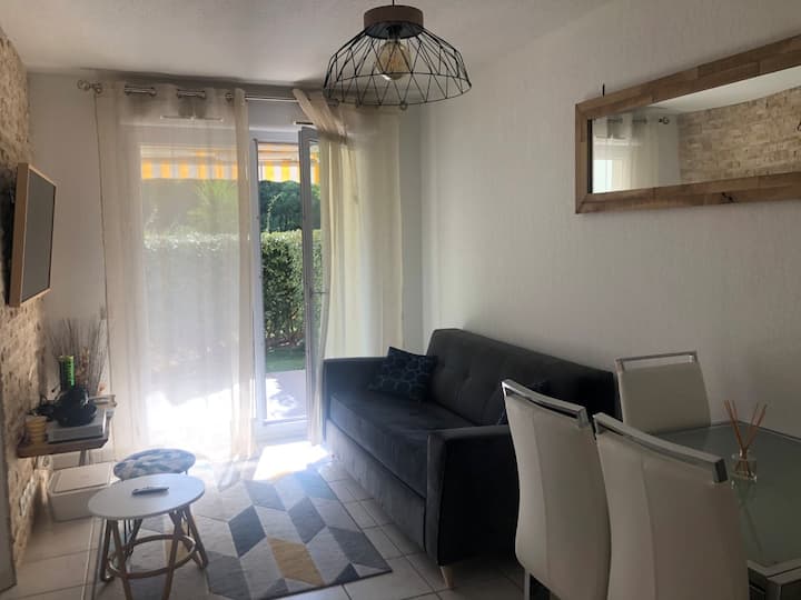 T2 Agréable Avec Petit Jardin Au Soleil Et Piscine - Fréjus