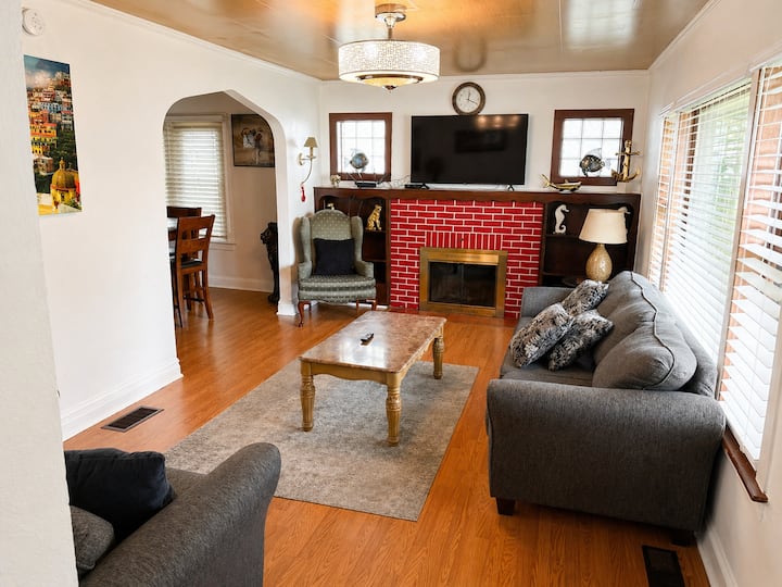 5 Min To Naval Base | Graduation Stay + Parking - Waukegan, IL