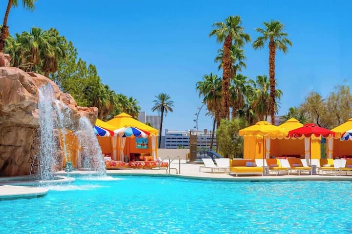 2 Connecting Hotel Suites - 2 Beds - Las Vegas