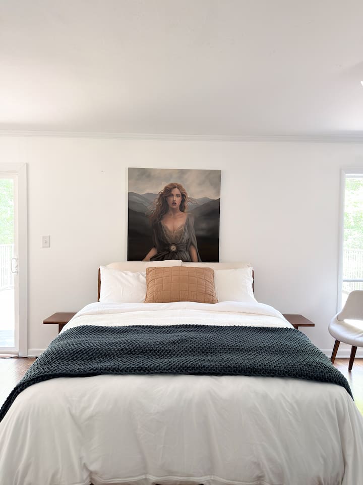 Room In Painter's Home | Calm Creative Stay | A - Macon, GA