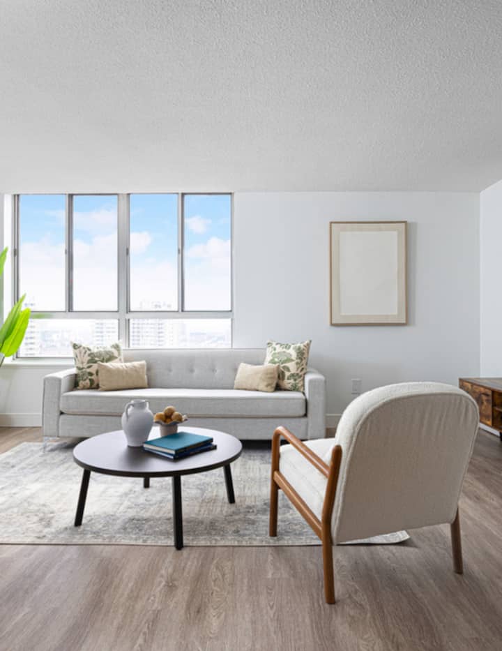 2bd Luxury  Apartment In Brampton - Brampton