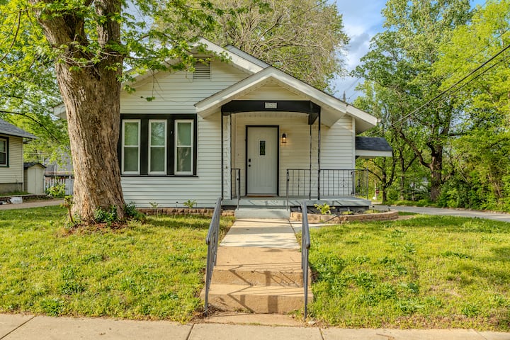 Cozy Cottage - Farmington, MO