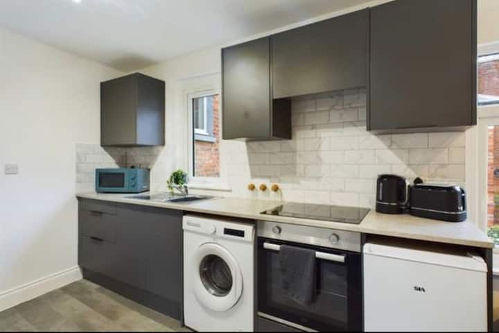 Modern 1 Bedroom - Super Comfy - Great Location - Gloucester