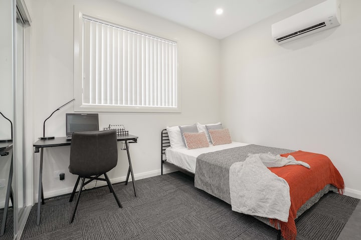 Modern Studio Retreat Near University & Hospitals - Waratah