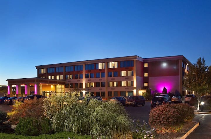 Burlington Mall King Room With Pool & Gym - Lexington, MA