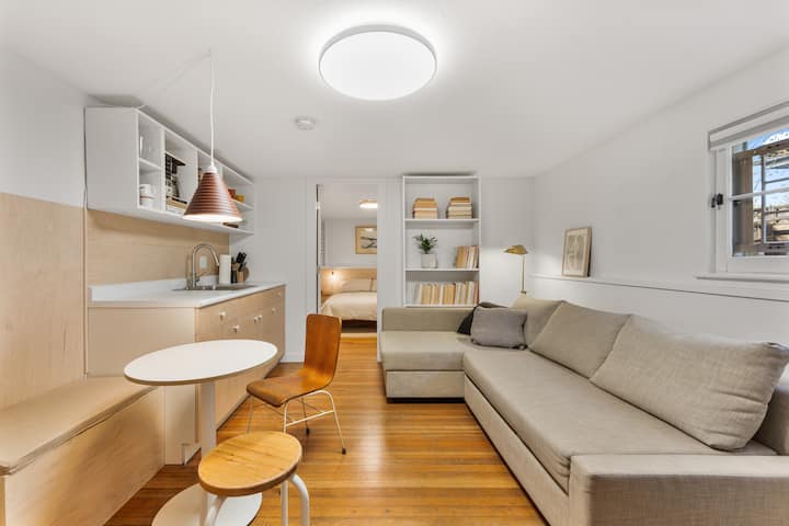 Private Ground Floor Stay In Prime Walkable Area - North Vancouver