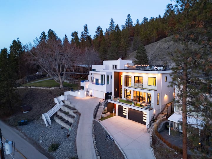 Okanagan Lake Retreat, Rooftop Hot Tub & Boat Buoy - Lake Country