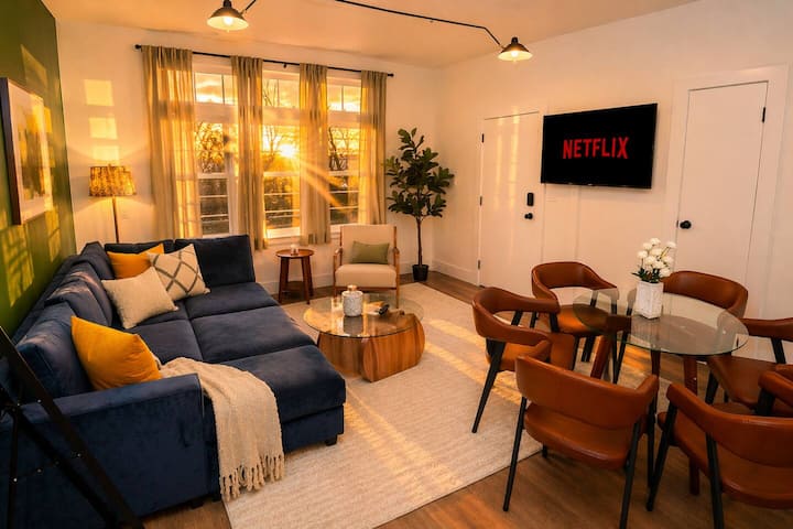 Spacious 3 King Beds Near United Center | Sleeps 8 - Chicago, IL