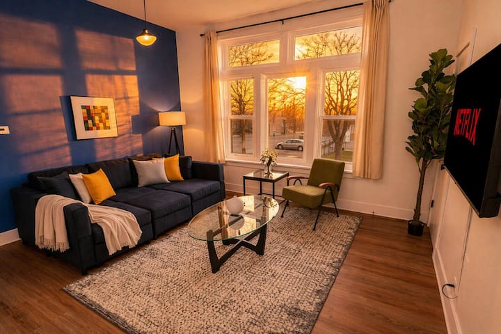 Modern 3 King Beds Near United Center | Sleeps 8 - Chicago, IL