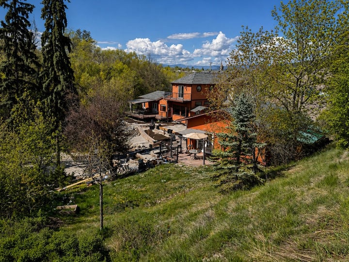 Half Acre Property 7 Bedrooms/5.5 Baths-sleeps 20 - Vernon
