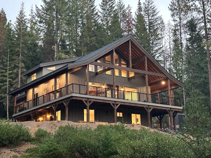 Luxury Chalet | 3 Ensuites & Mountain Views - Odell Lake, OR