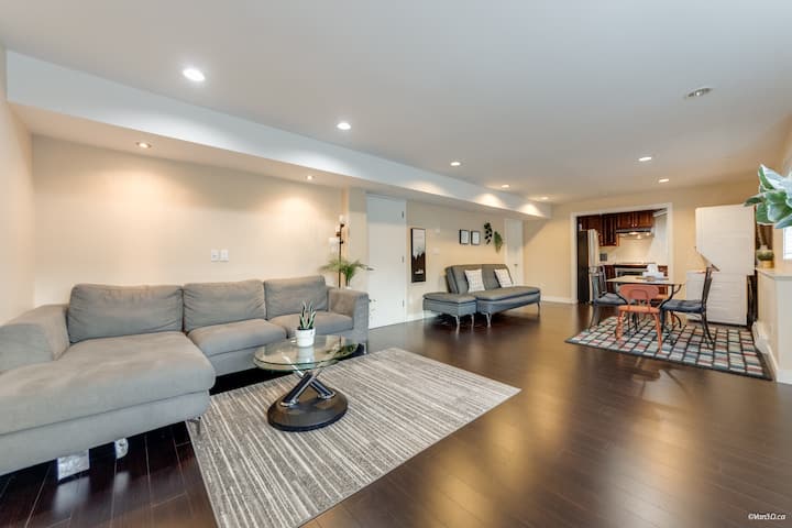 Spacious 2br Basement Suite | Private Entrance - 三角洲