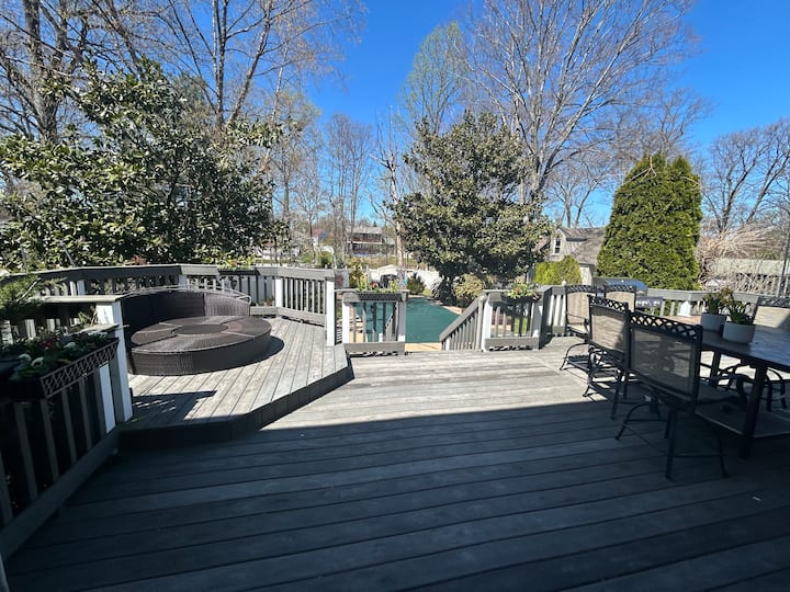 Spacious House With An In-ground Pool - Edison, NJ