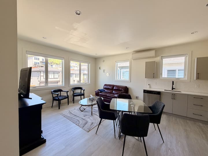 Sunny Bear Mountain Suite | Golf, Hike, Explore - Langford