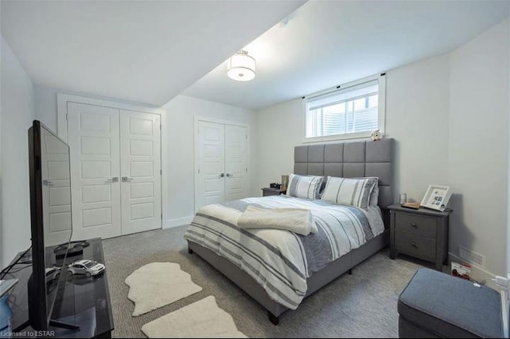 Modarn Beautiful Basement Apartment - London