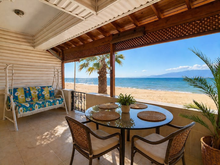 Denize Sıfır, Eşyalı, Plaja Açılan Villa - Akçay