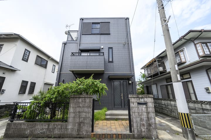 【無料駐車場付】最大12名｜125㎡3階建て貸切戸建て｜和室あり｜ベビー用品・空気清浄機完備！ - Fukuoka