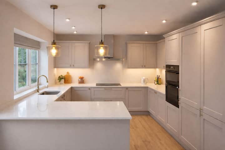 3-br Bungalow W/ Spacious Living & Private Garden - Stamford