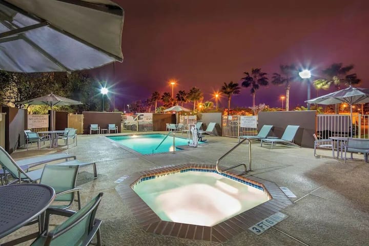 San Bernardo 2 Double Suite | Breakfast, Pool&gym - Laredo, TX