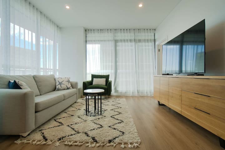 Beautiful City & Sky View 2br Apt W Pool Gym Sauna - Adelaide